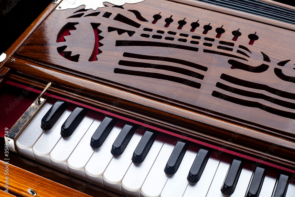 Harmonio, instrumento de teclado típico de la música india Stock Photo ...