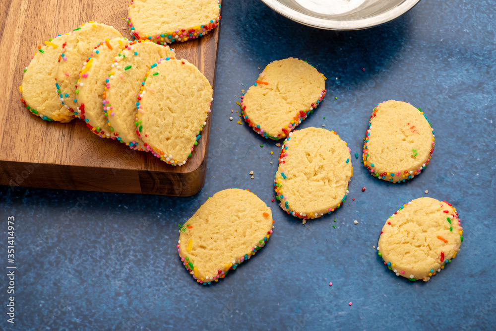 Galletas con grageas de colores en fondo oscuro Stock Photo | Adobe Stock