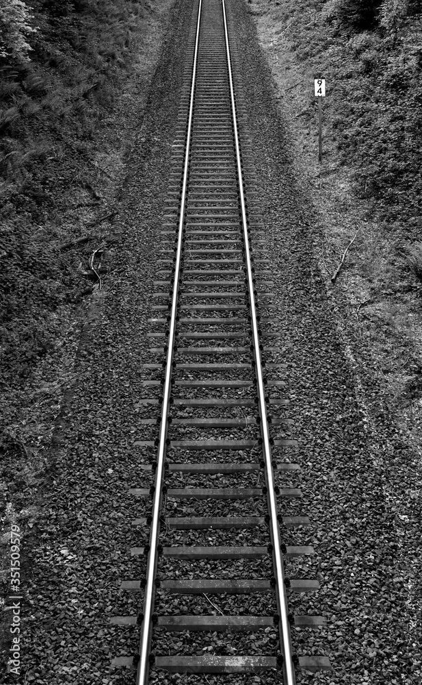 Foto de Eisenbahn Schienen Gleise schwarz weiß Trasse Schwellen Profil ...