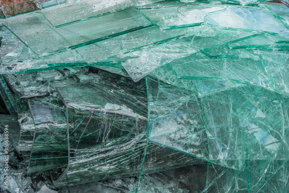 Beschädigte Glasscheiben im Wertstoff Container Stock Photo | Adobe Stock Beschädigte Glasscheiben im Wertstoff Container Stock Photo | Adobe Stock