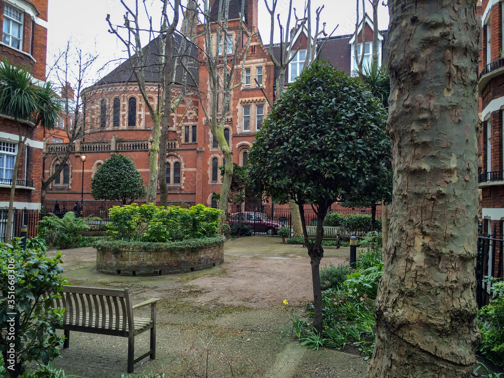 Poster A little garden off Gilbert Street in Mayfair, London – Wall Art ...