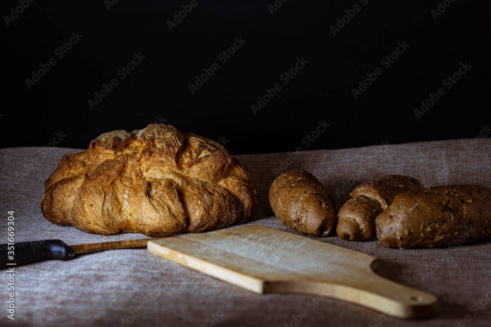 forma de pan casero y pan con cereales y tabla de cortar con cuchillo ...