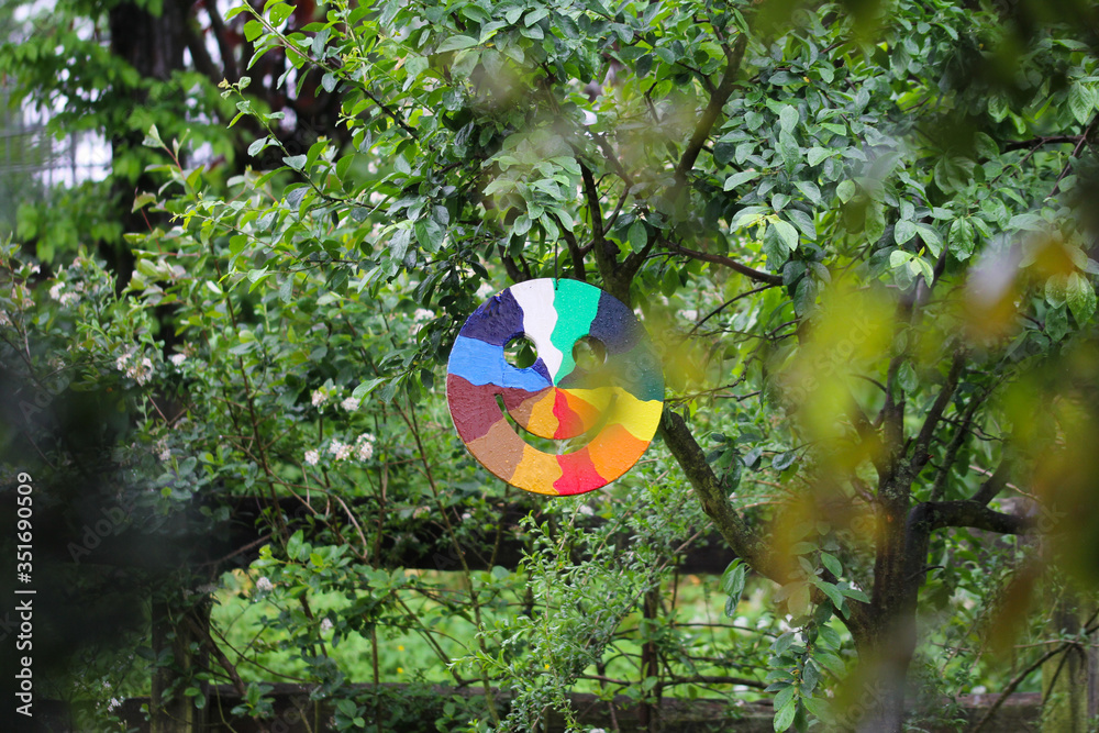 Foto de smiley gesicht im garten do Stock | Adobe Stock