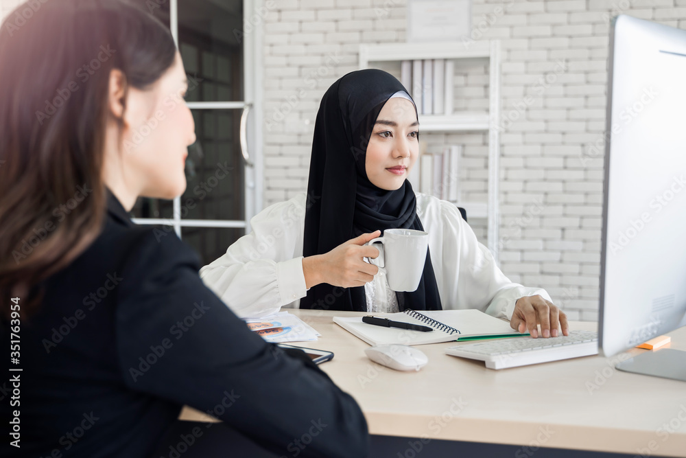 Foto De Multiethnic Asian Female Muslim Working In Office As Team