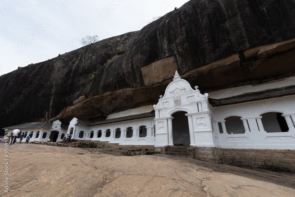 Foto de Dambulla cave temple also known as the Golden Temple of ...