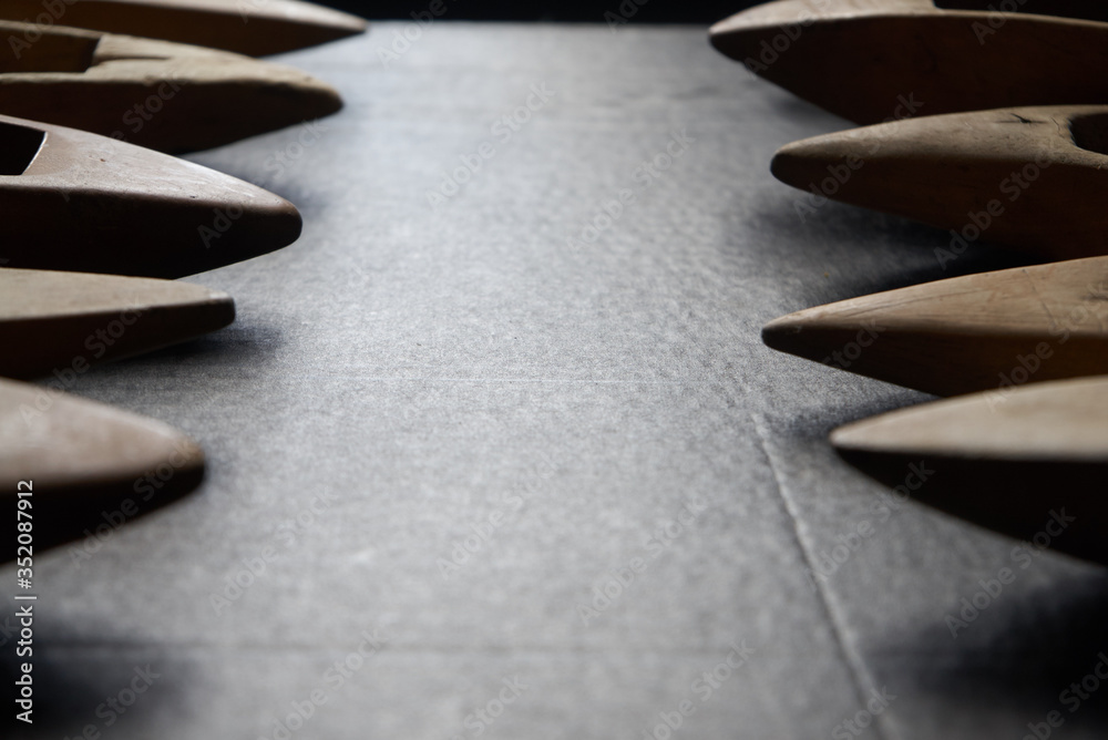 Foto de old wooden shuttle - antique shuttle weaving tool / boat ...