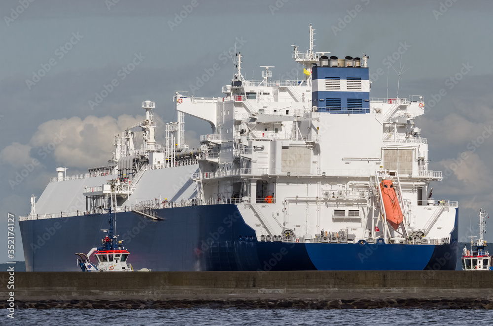 MARITIME TRANSPORT - The LNG tanker maneuvers for mooring at gas port ...