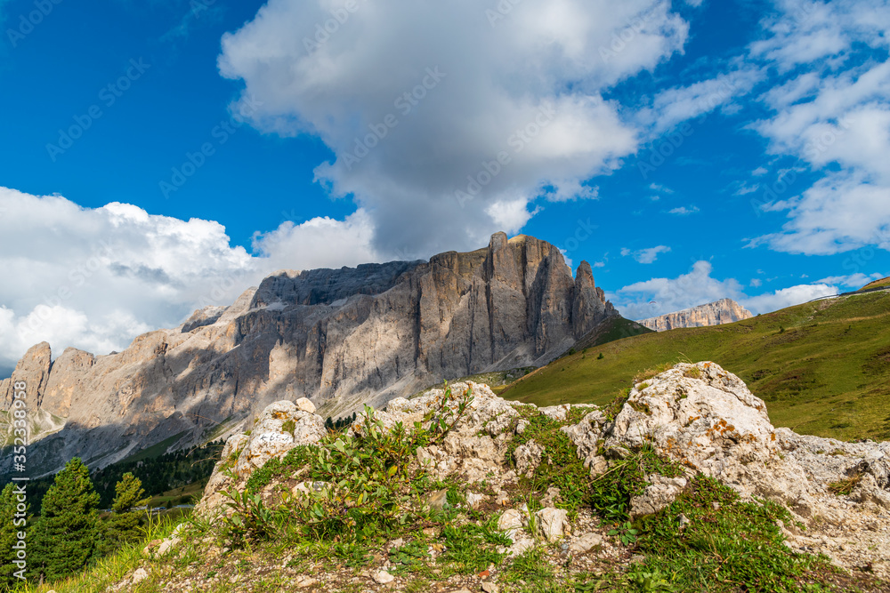 Blick auf die Sella Gruppe in Italien mit den berühmten Türmen, die ...