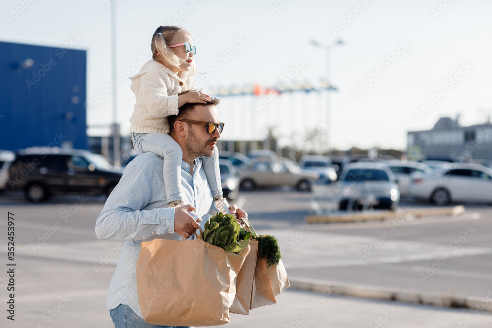 Caucasian father shopping in grocery store with baby daughter. Dad ...