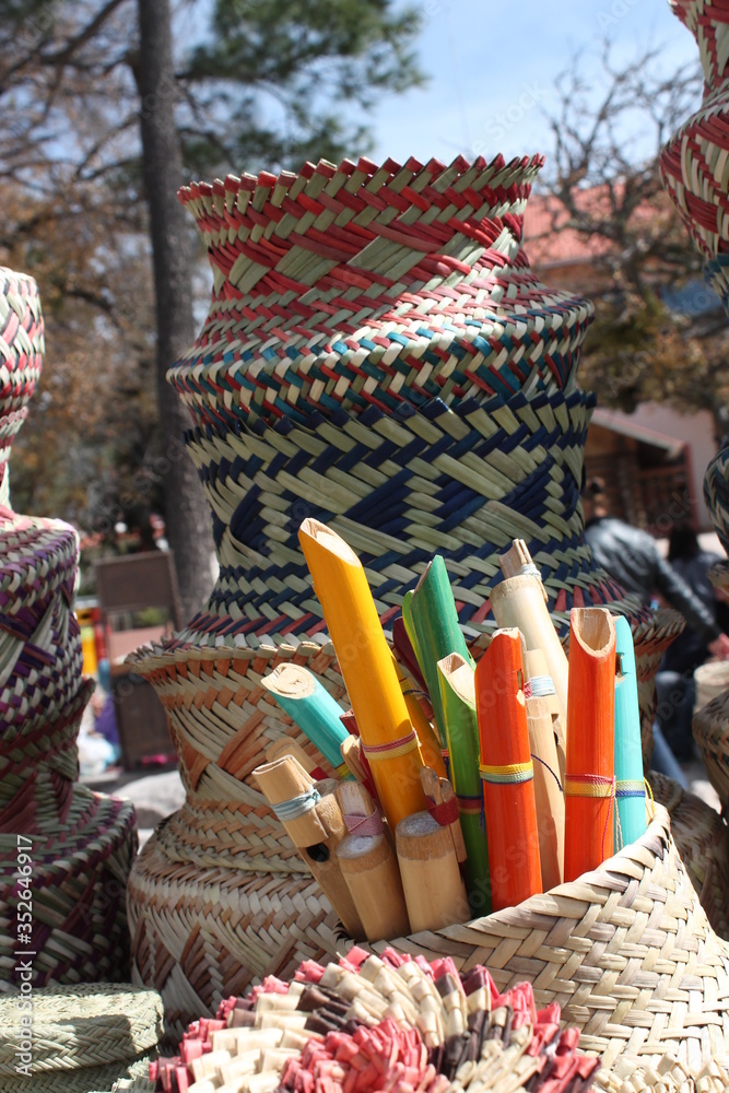 Artesanía Mexicana flautas de madera coloridas con canastas, SIerra ...
