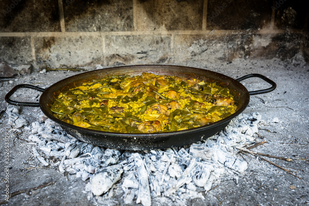 Paella Valenciana, tipica comida mediterranea, arroz con conejo y pollo ...