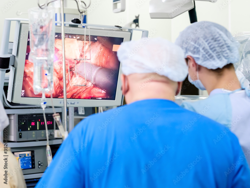 Foto Stock A group of surgeons in a medical uniform oversees medical ...