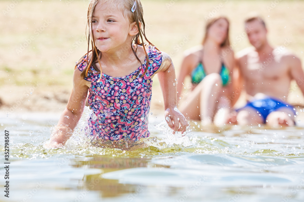 Mädchen beim Baden und Plantschen im Meer Stock Photo | Adobe Stock
