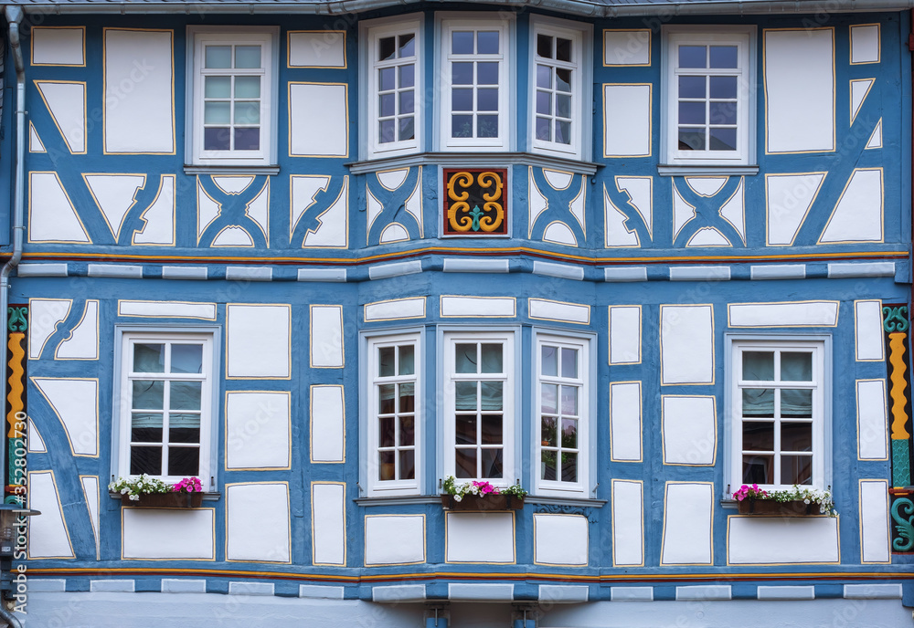 Fassade eines historischen Fachwerkhauses in der Altstadt von Bad ...