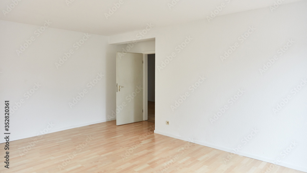 Großer leerer Raum mit Zimmertür nach Renovierung Stock Photo | Adobe Stock