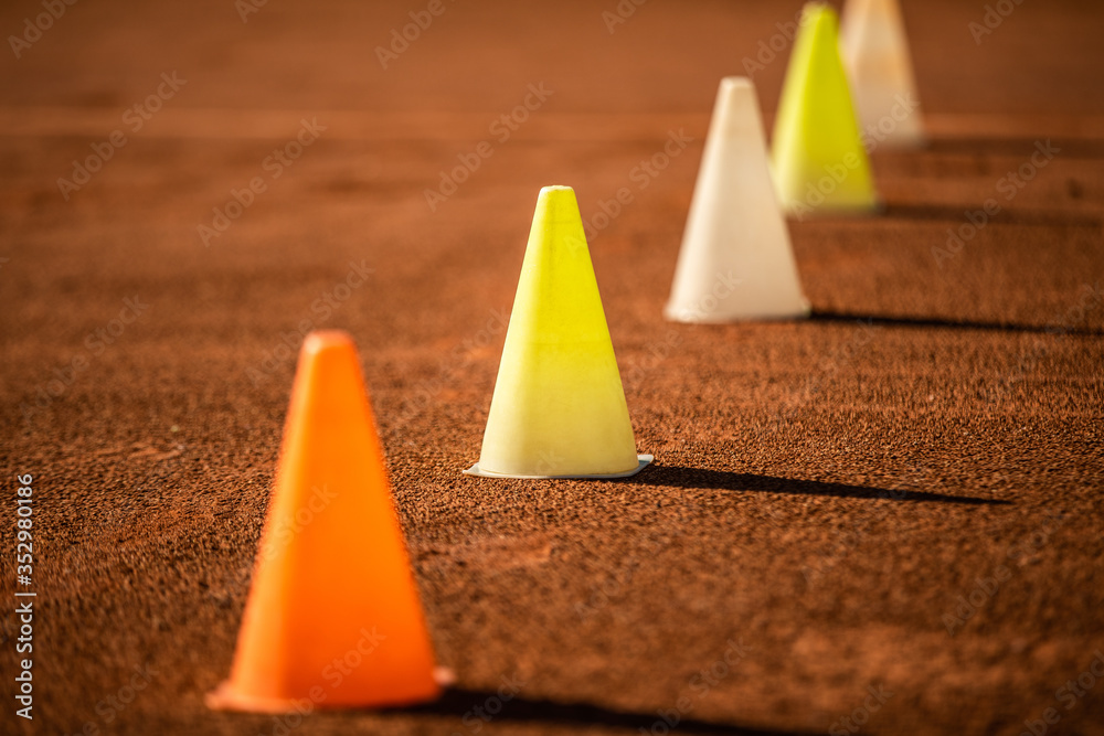 des plots colorés sur un terrain de tennis Stock Photo | Adobe Stock