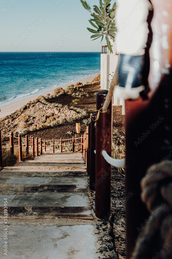 Foto Stock Strandweg bestehend aus Treppen die nach unten zum langen ...