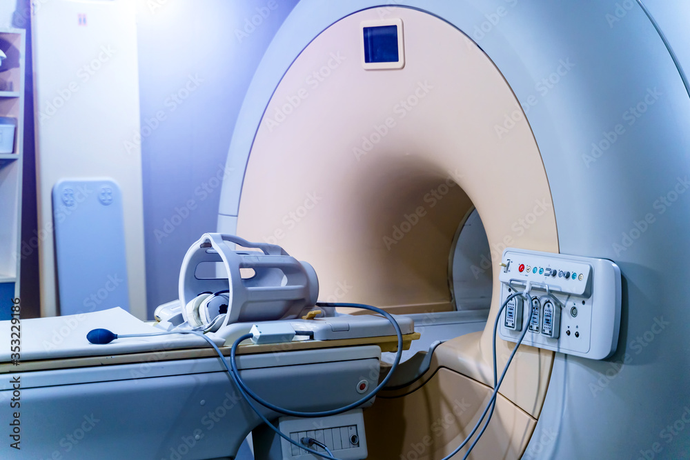 Foto de Medical CT or MRI or PET Scan standing in the modern hospital ...