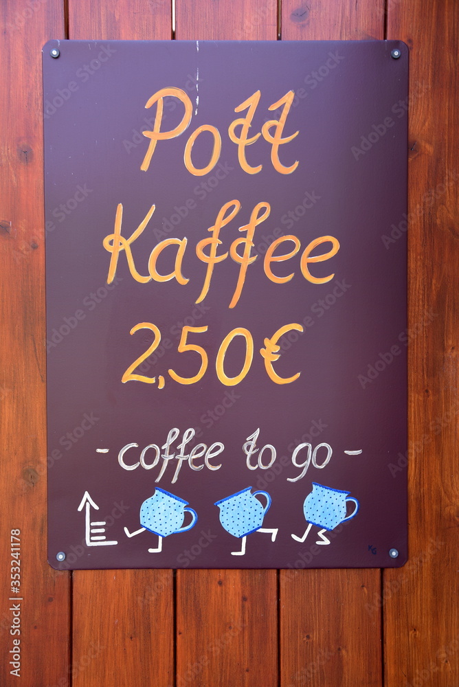 Schild an einer Holzwand: Pott Kaffee 2,50 € - coffee to go - Stock ...