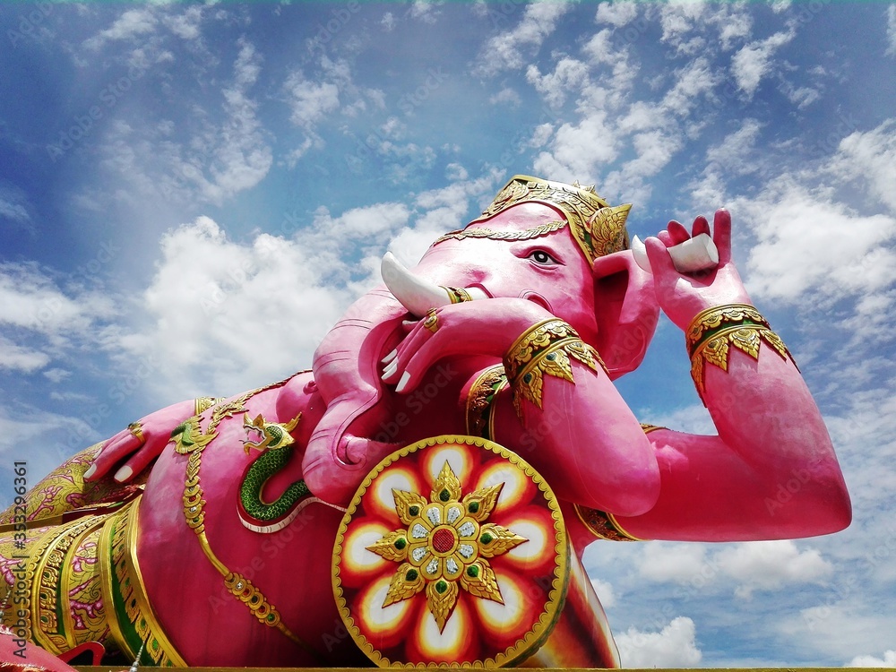 Foto de Wat Saman Rattanaram, Buddhist temple in Thailand. Giant pink ...