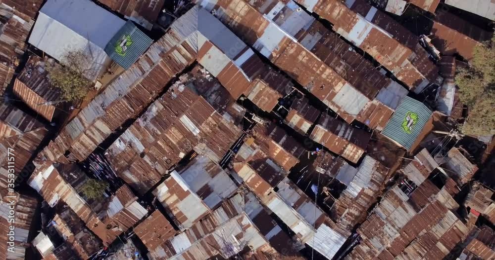 Overview of the Kibera Slums, Rusted houses. 4K Drone footage vídeo do ...