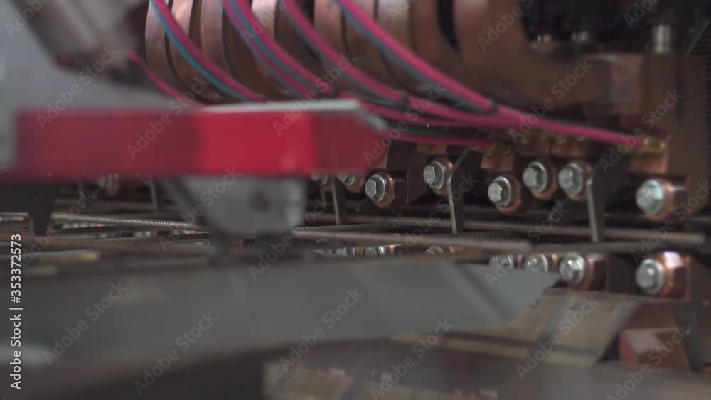 Vidéo Stock Sparks. Production of reinforcing mesh on automated lines ...