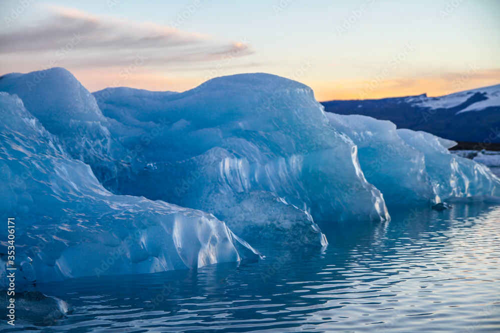 Foto de Icebergs floating. Ices and volcanic ash. Glacier lagoon ...