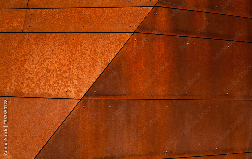 Fotka „Moderne Stahlarchitektur Hausecke. Rusty facade corner made of ...