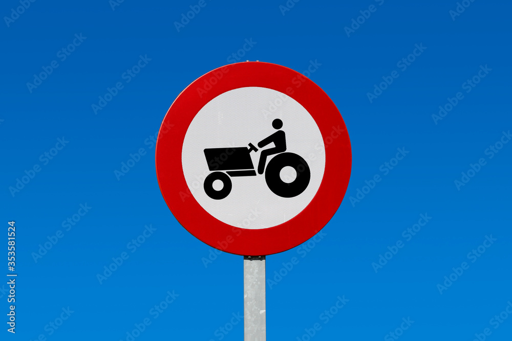 Foto de Traffic sign prohibited entry to motor agricultural vehicles ...