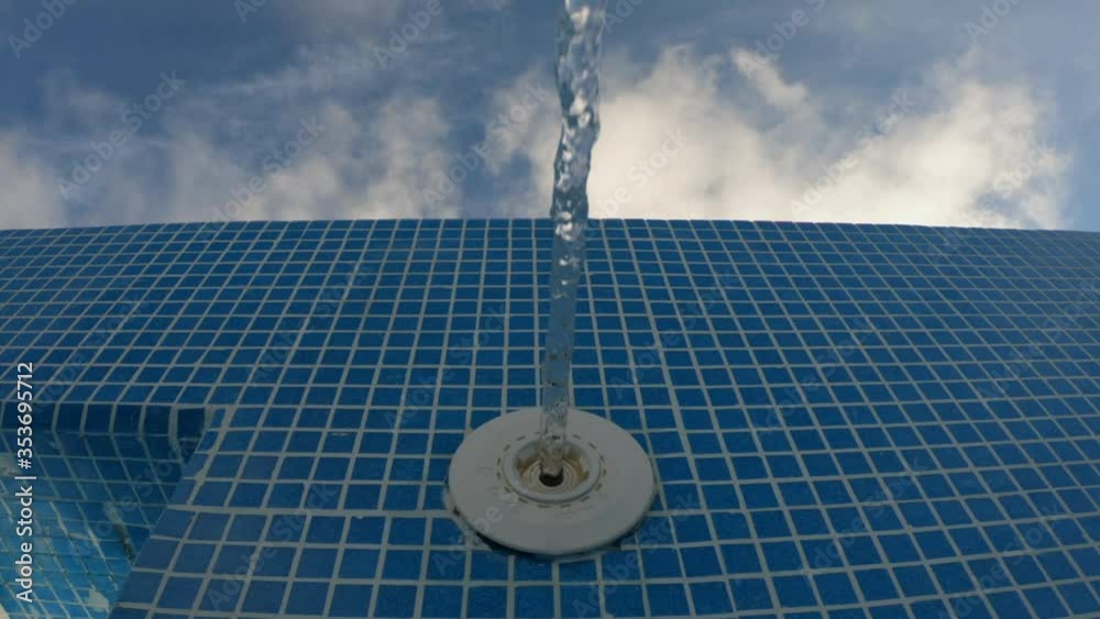 Stockvideon Detail view of a inflowing water jet into a swimming pool ...