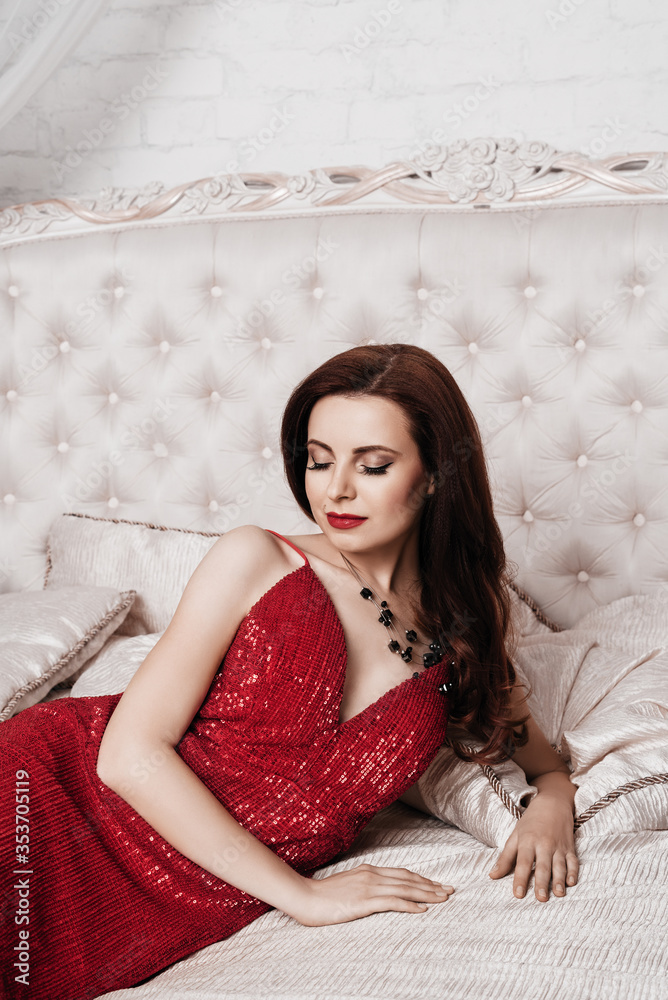 Foto de Fashion Model Red Dress, Elegant Woman in Sexy Evening Gown ...