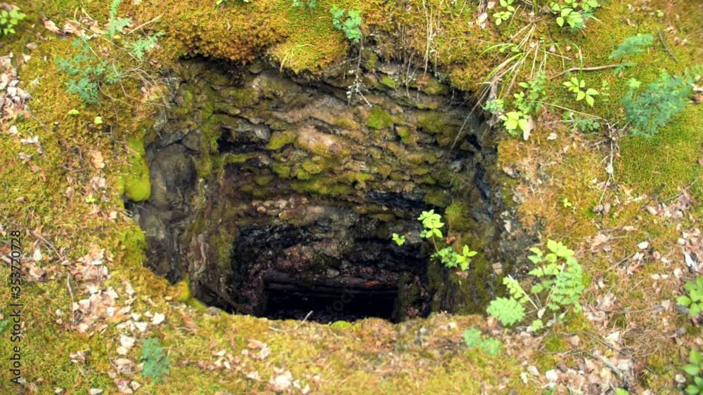 Vidéo Stock Entrance into a cave in the mountain with blackout in the ...