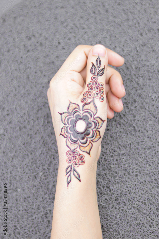 Beautiful thumb mehndi design on back hand Stock Photo | Adobe Stock