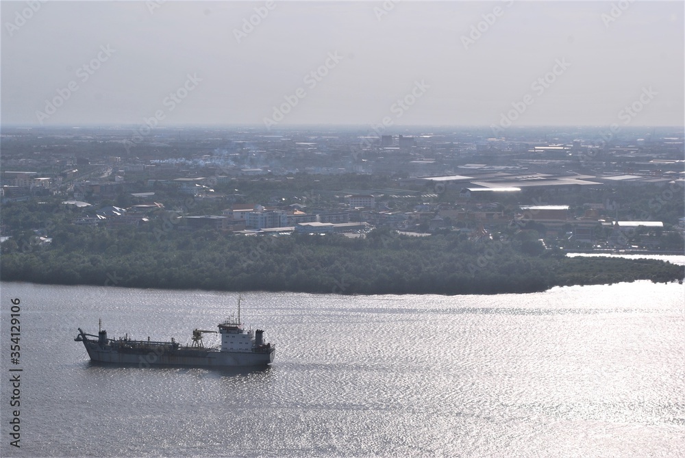 boat for digging the soil at the estuary In order to allow large ...