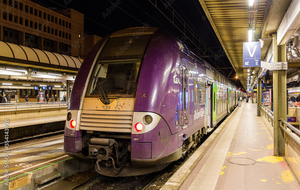 Fotka „LYON, FRANCE - JANUARY 07, 2014: SNCF double-decker regional ...