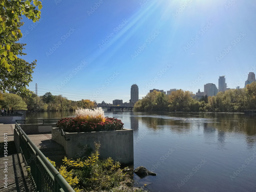Minneapolis, Minnesota - October 2017: view of the mississippi river ...