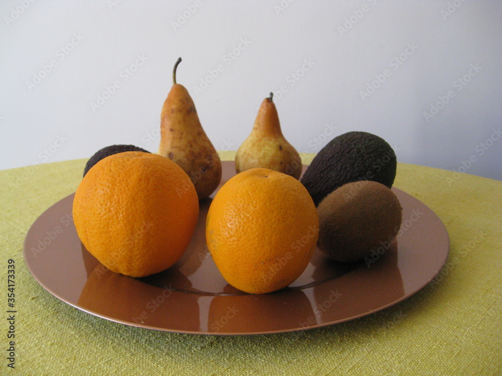 varias frutas: dos peras, dos aguacates, dos kivis, dos naranjas ...