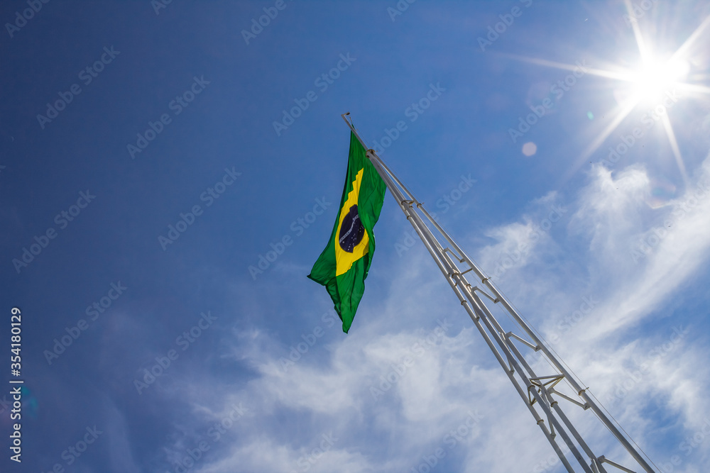 Bandeira do Brasil. Bandeira do Brasil hasteada no mastro com o céu ...