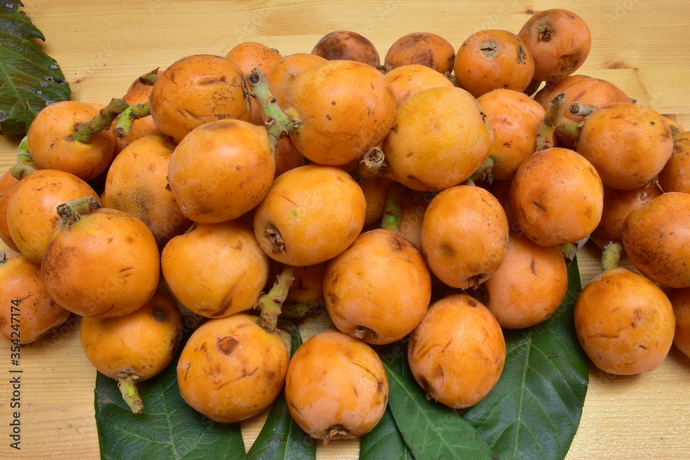 Nespola, frutto del nespolo (Mespilus germanica). dolce e succulento ...