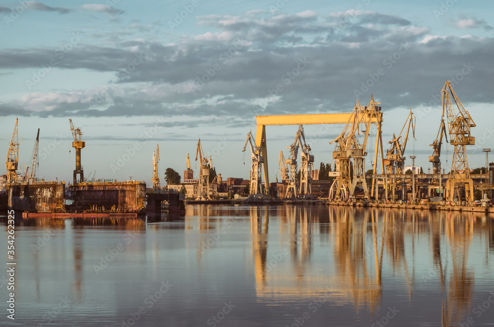 SHIPAYARD - Floating dock, gantry and cranes on repair quays Stock ...