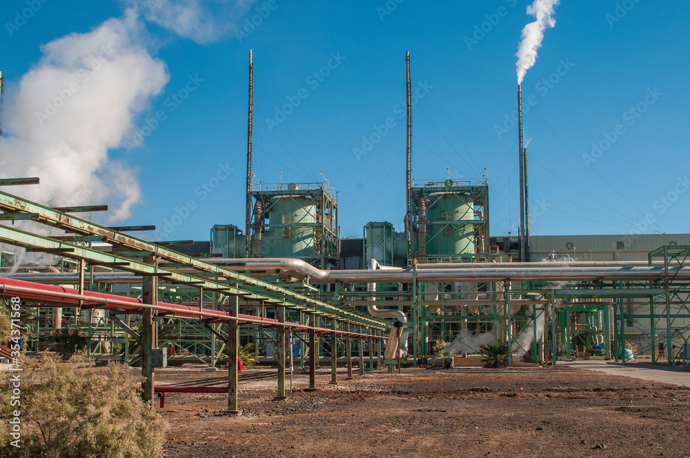 Foto de Cerro Prieto geothermal power plant, vapor pipelines and ...