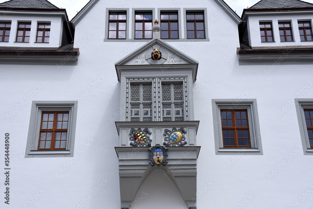 Fassade des Freiberger Rathauses mit Erker und Wappen Stock Photo ...