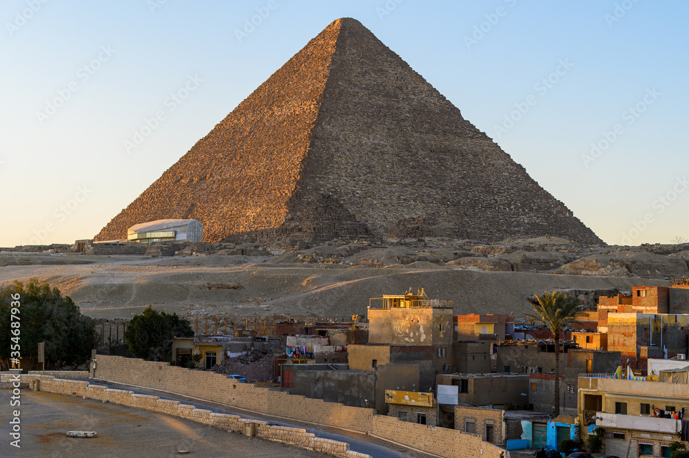 Great Pyramid of Giza- The Pyramids of Menkaure- Khafre and Khufu- Giza ...