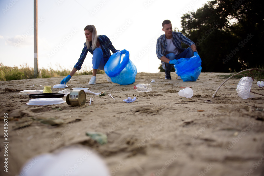 Diverse Group of People Picking Up Trash in The Park Volunteer ...