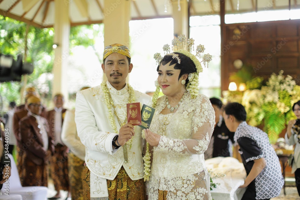 Foto de An Indonesian couple display their marriage certificates after ...