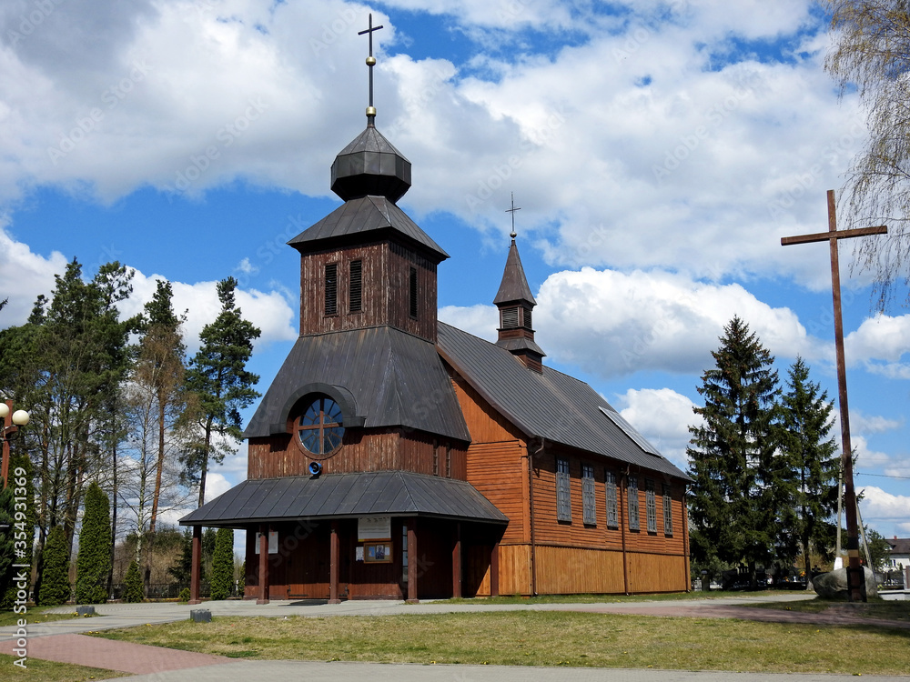 wybudowany w 1958 roku drewniany kosciol katoliucki pod wezwaniem swietych apostolow piotra i ...
