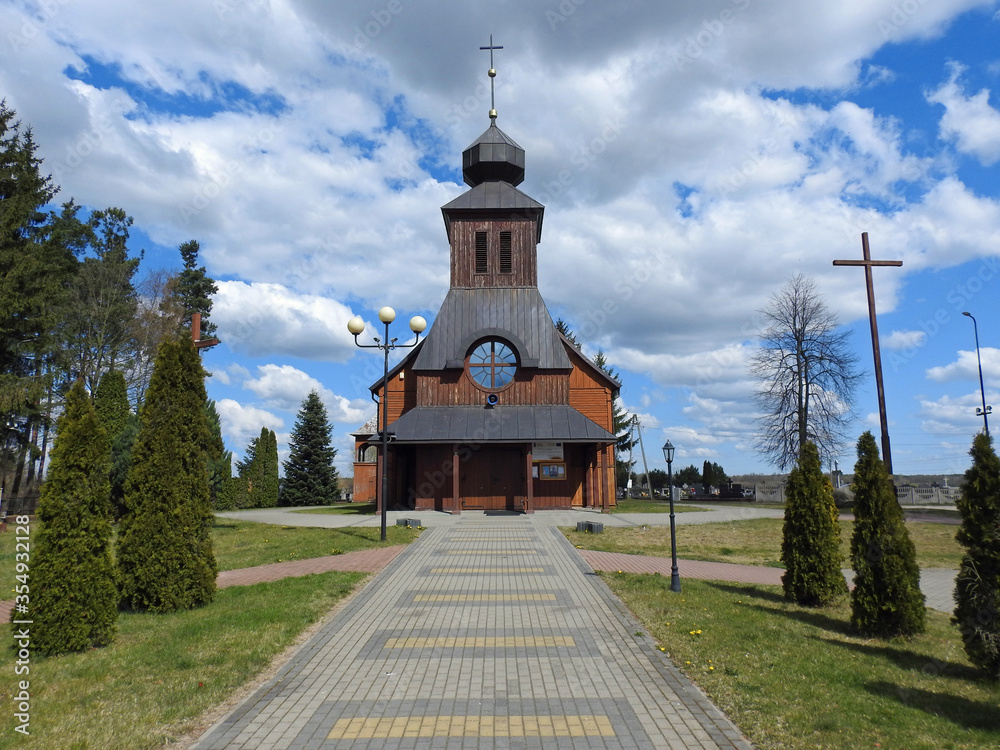 wybudowany w 1958 roku drewniany kosciol katoliucki pod wezwaniem swietych apostolow piotra i ...