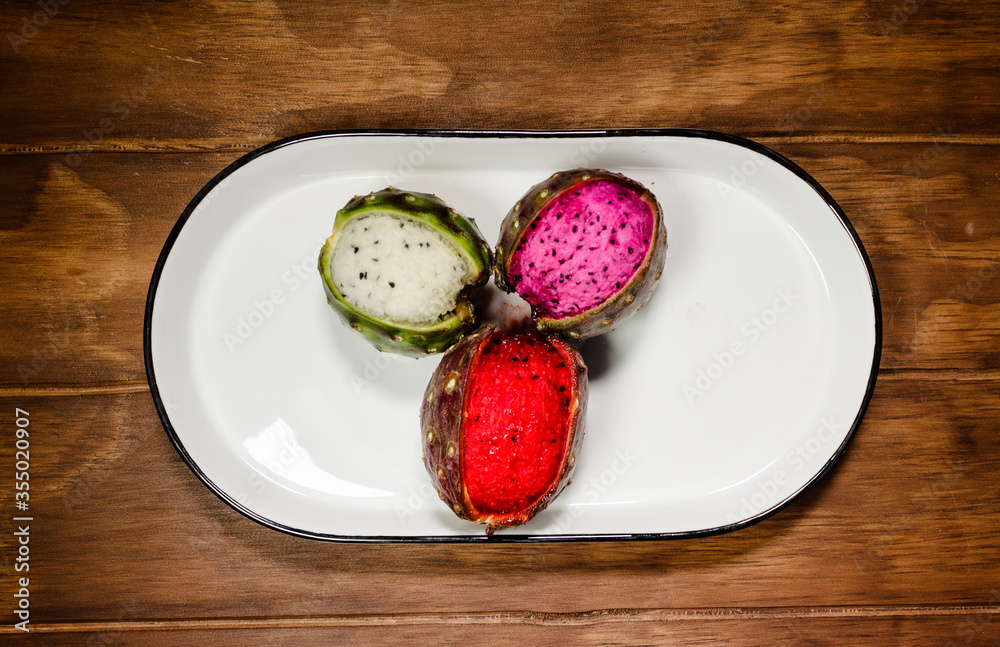 Pitaya roja blanca y morada fruta exotica de Mexico del Nopal Cactus en ...