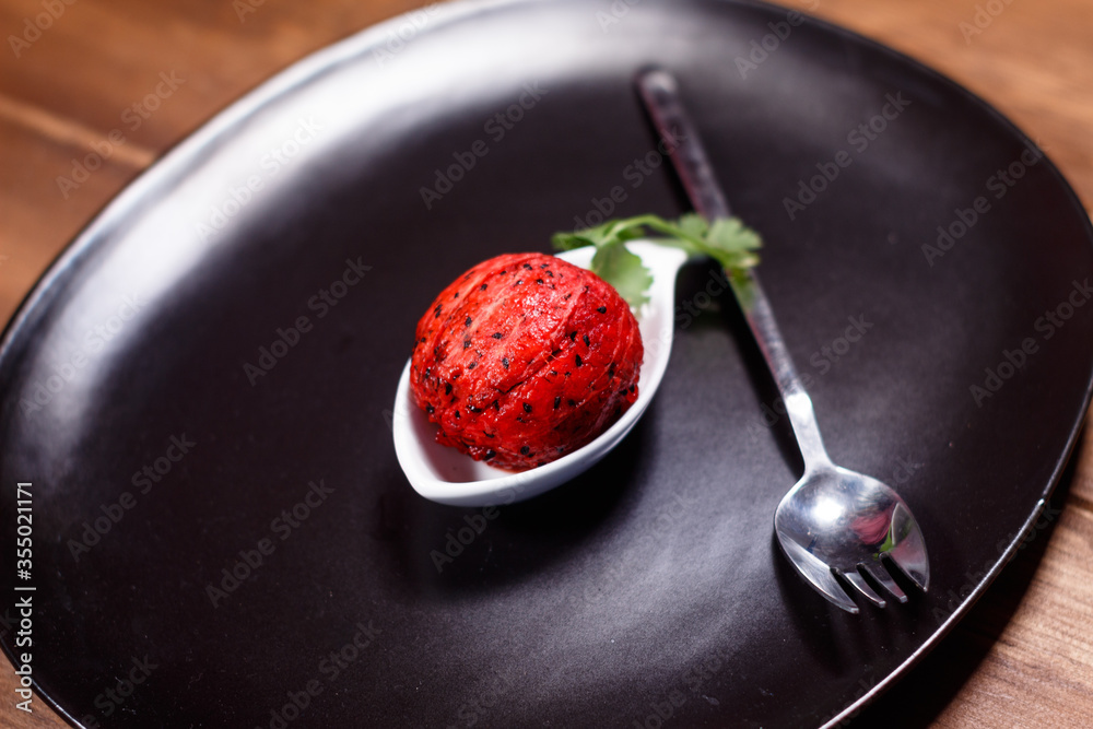 Pitaya roja de mexico fruta exótica del nopal en tabla de madera ...