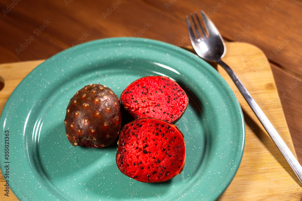 Pitaya roja de mexico fruta exótica del nopal en tabla de madera ...